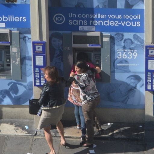 Δείτε την ώρα της επίθεσης Ρομά σε γυναίκα που έβγαζε χρήματα από ΑΤΜ ...
