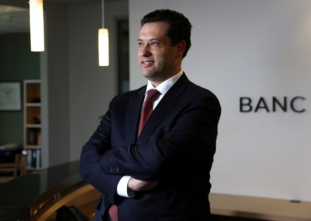 Ψάχνοντας τον Sugarman: Ο δισεκατομμυριούχος τραπεζίτης του ...