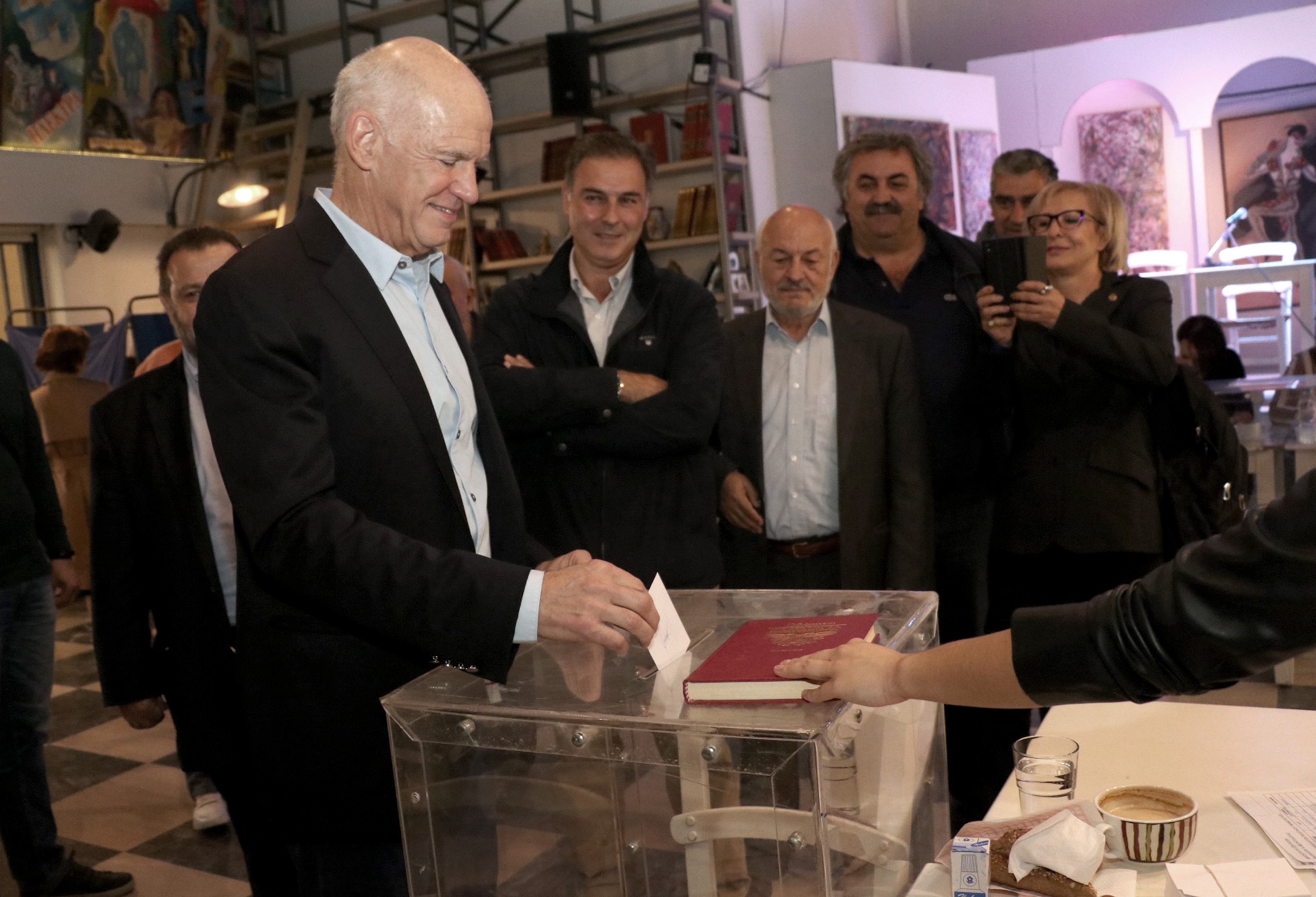 «Και το όνομα του πατέρα σας;» ρώτησαν τον Γιώργο Παπανδρέου | Ειδήσεις ...