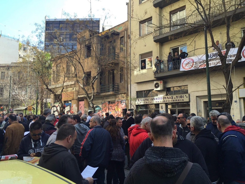 Ένταση στη συγκέντρωση των οδηγών ταξί στο κέντρο – Σπάνε αυτοκίνητα ...