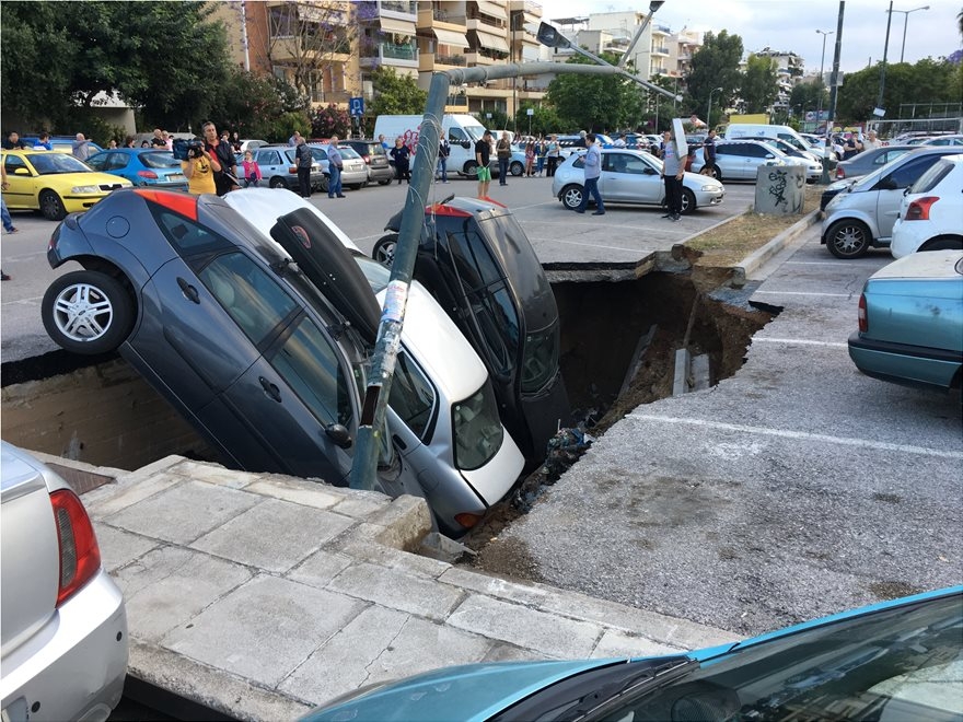 Βούλιαξε υπαίθριο πάρκινγκ στην Καλλιθέα «καταπίνοντας» αυτοκίνητα ...