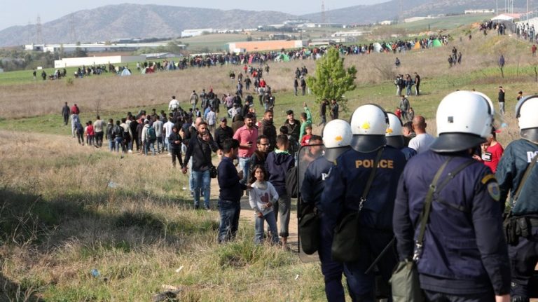 Eπεισόδια μεταξύ προσφύγων και ΜΑΤ στα Διαβατά – Ένας τραυματίας ...