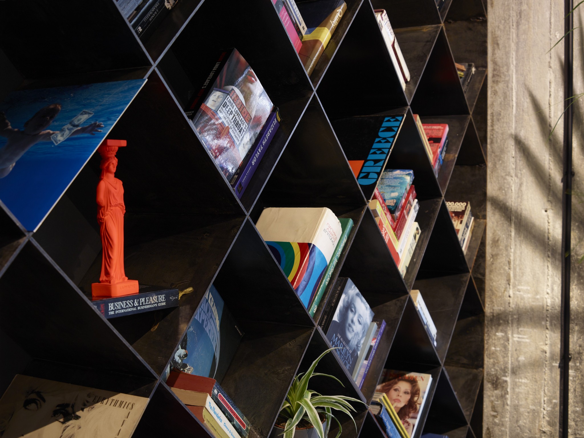 DAVE Red Athens: Το νέο επαναστατικό παιδί της πόλης ανοίγει τις πόρτες ...