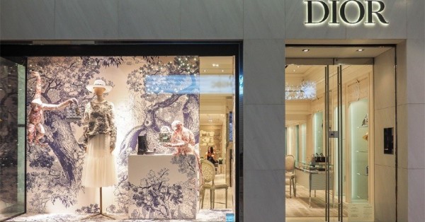 Dior: Η ιστορία ενός ονόματος που έγινε ο μεγαλύτερος οίκος μόδας στον ...