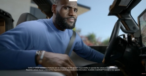 Το Hummer που μπαίνει στην πρίζα, τα καβούρια και ο οδηγός LeBron James ...