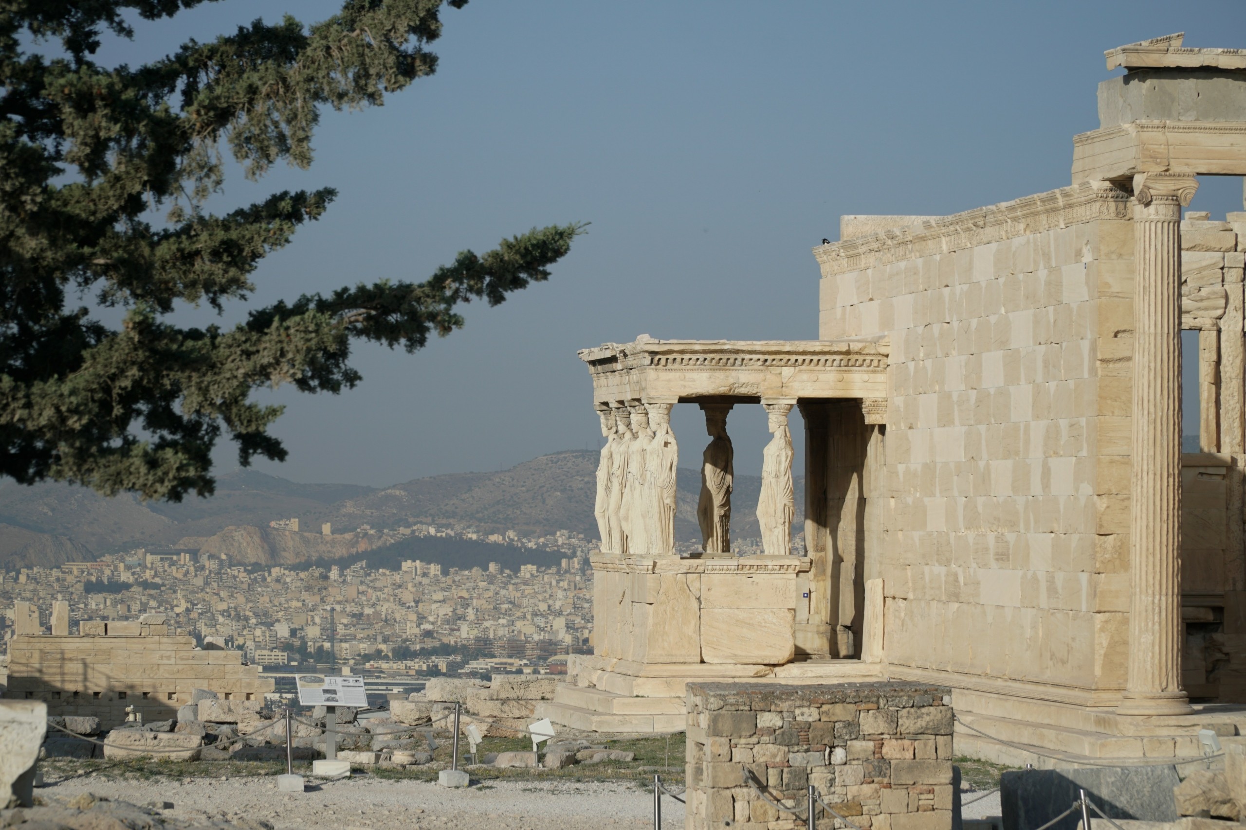 Guardian: Αυτή είναι η σοβαρή απειλή για τα αρχαία μνημεία στην Ελλάδα ...