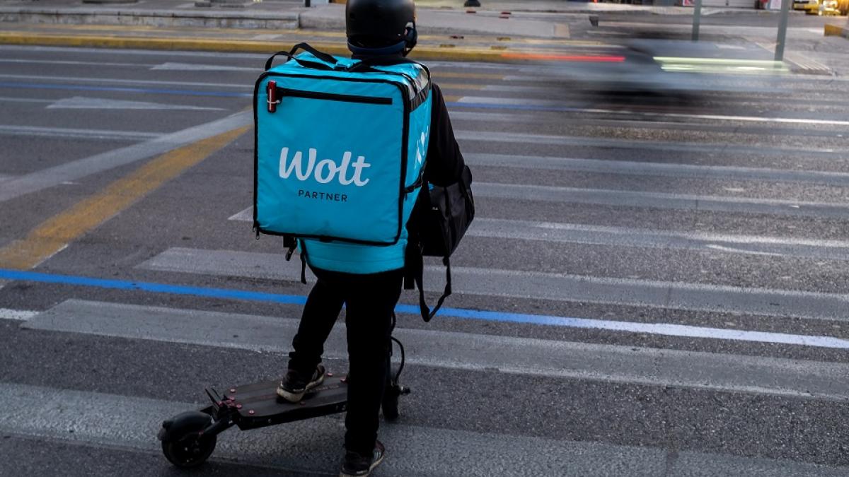 Wolt: Τι απαντά για τις αντιδράσεις διανομέων σχετικά με τις αμοιβές τους | Ειδήσεις για την ...