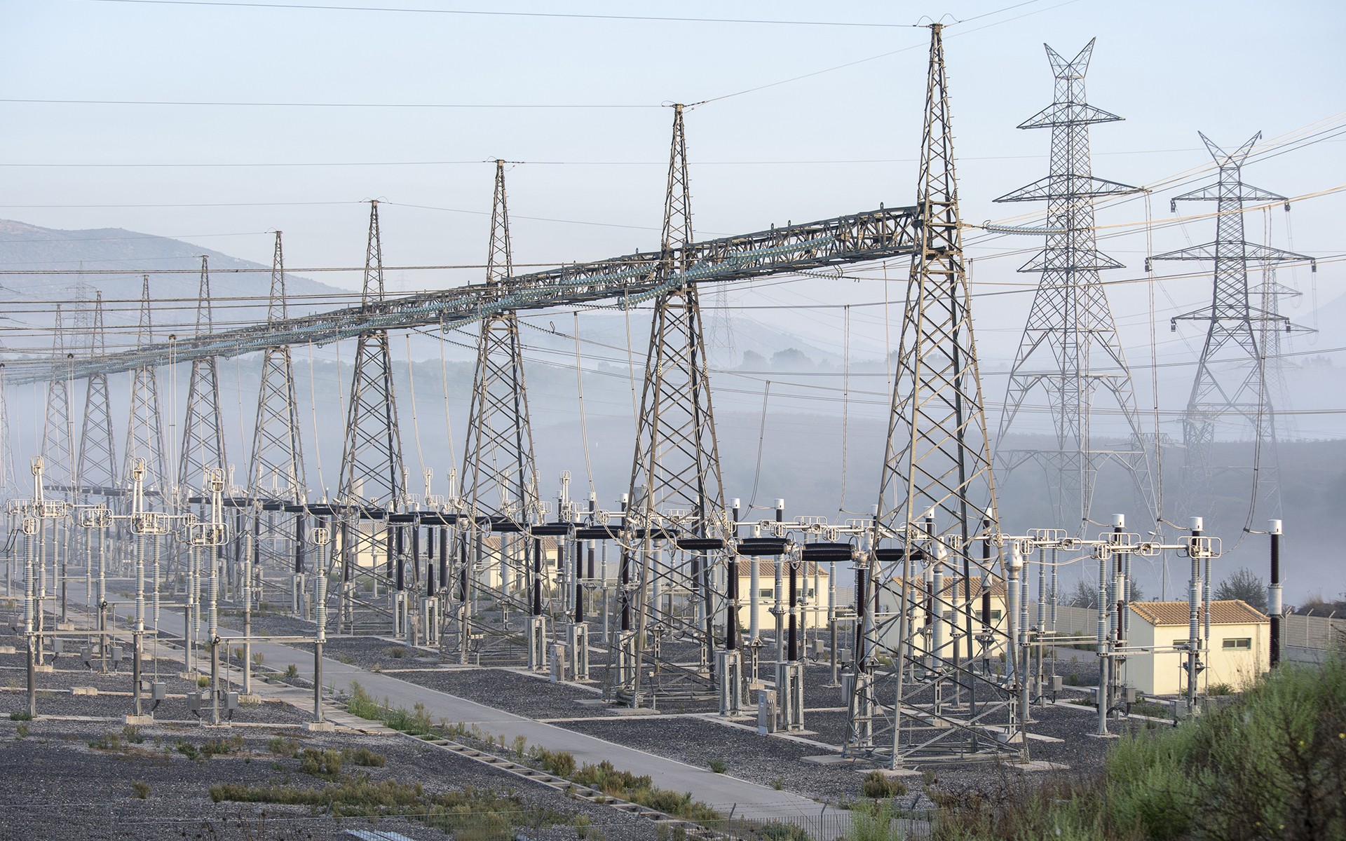 Oι πυρκαγιές και τα fake news ότι τα δίκτυα ηλεκτρισμού προκαλούν ...