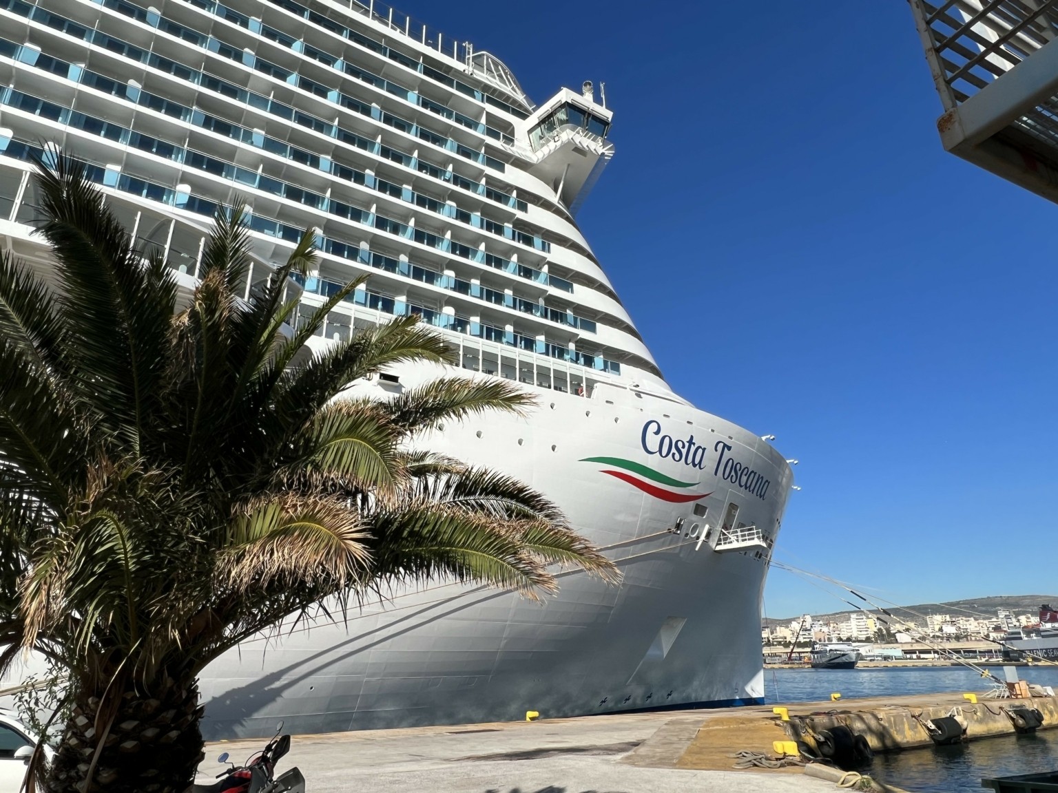 Ξενάγηση στο Costa Toscana που κατέπλευσε για πρώτη φορά στο λιμάνι του ...