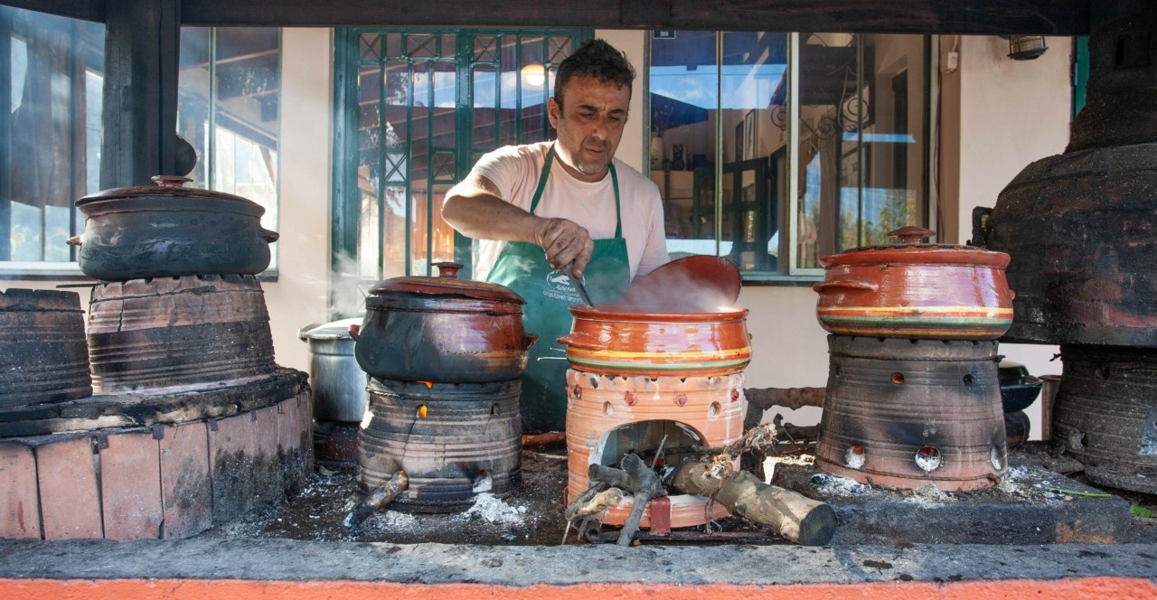 Αυτή είναι η πιο αυθεντική εμπειρία φαγητού στην Ελλάδα: Η ταβέρνα που ...
