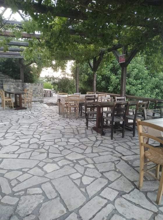 Η σπάνια εμπειρία μιας παραδοσιακής ταβέρνας χωρίς ρεύμα στην Κρήτη ...