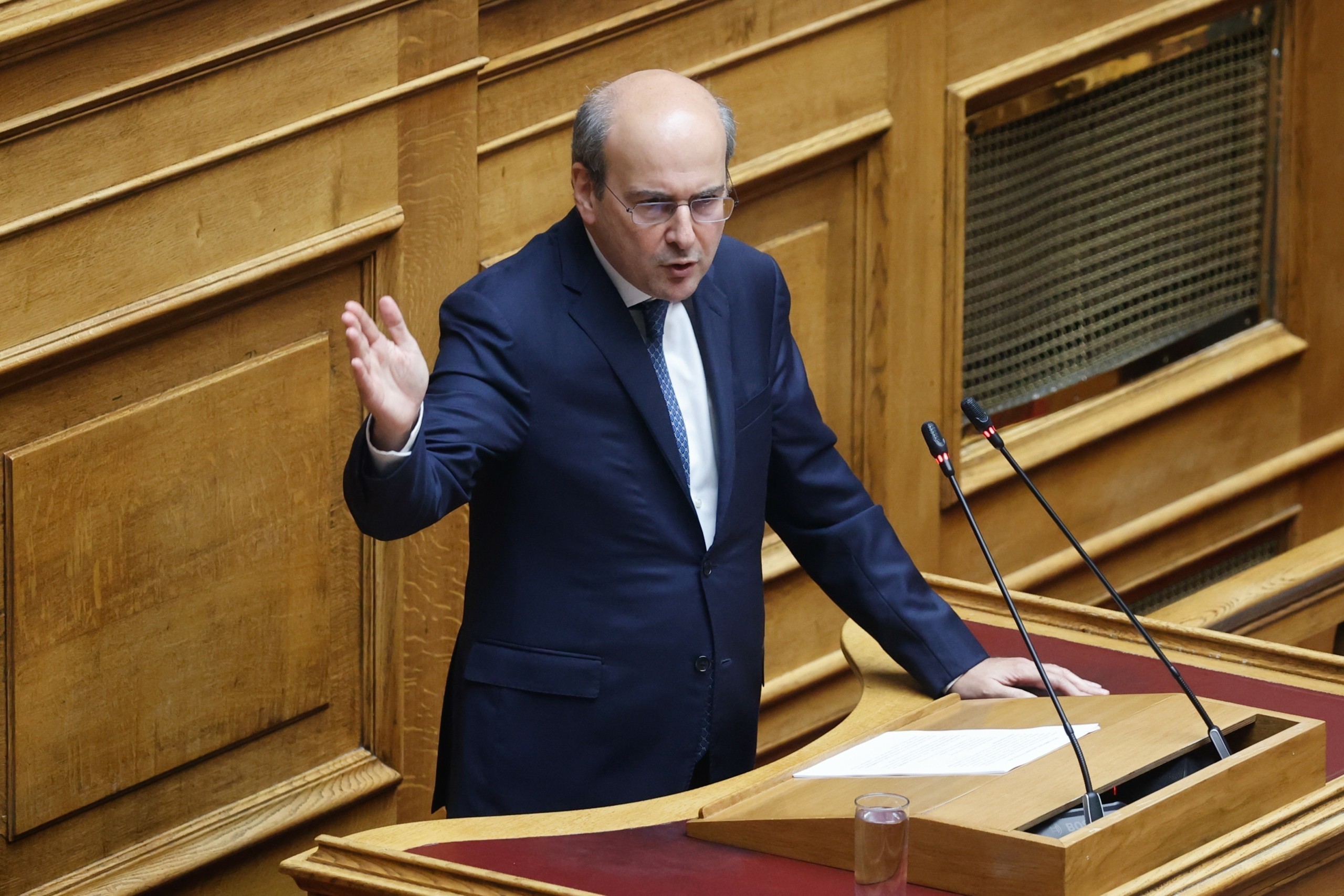 Χατζηδάκης: Αύξηση 70 ευρώ μηνιαίως σε κάθε δημόσιο υπάλληλο | Ειδήσεις ...