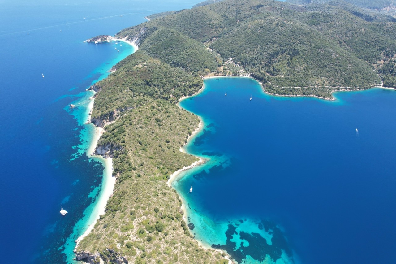 Η τοπ διαδρομή με φουσκωτό στο Ιόνιο: 11 στάσεις, τιρκουάζ νερά κι ένα ...