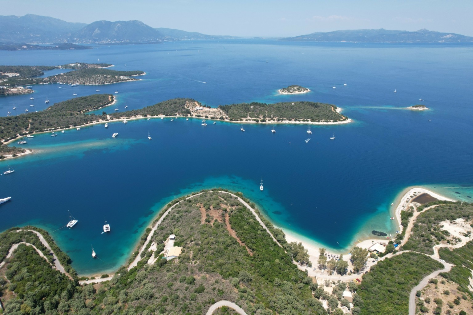 Η τοπ διαδρομή με φουσκωτό στο Ιόνιο: 11 στάσεις, τιρκουάζ νερά κι ένα ...