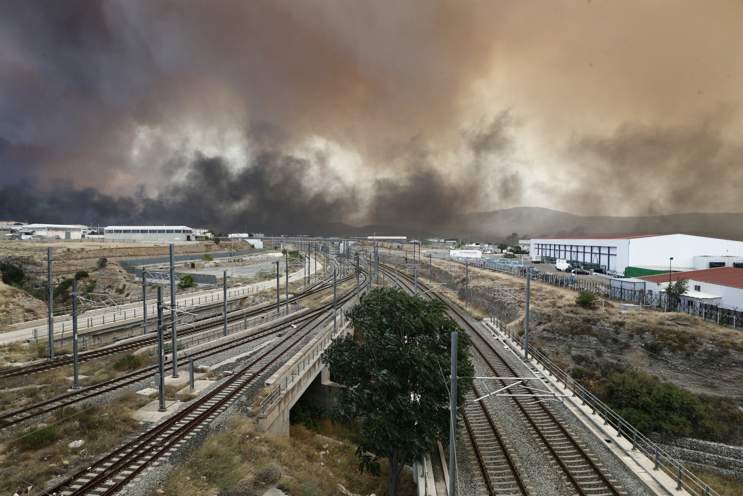 Φωτιά στον Ασπρόπυργο: «112» στον Λόφο Κυρίλλου για εκκένωση προς ...