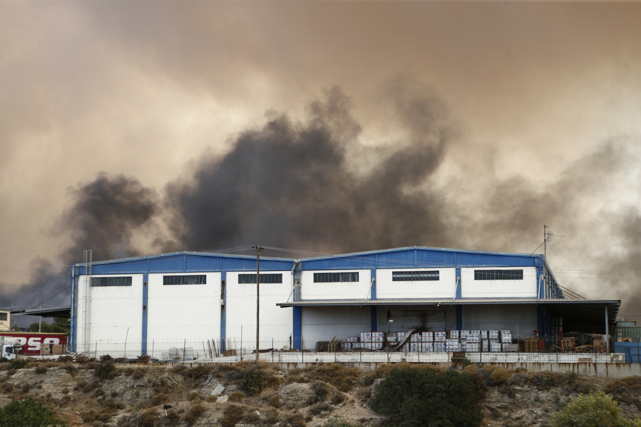 Φωτιά στον Ασπρόπυργο: Κάηκαν αποθήκες και εργοστάσια – Νέα μηνύματα ...