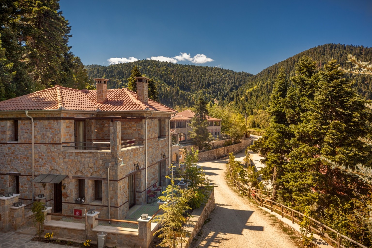 Ενα μικρό χωριό- καταφύγιο σε ένα φαράγγι των Αγράφων — Kalithea Press