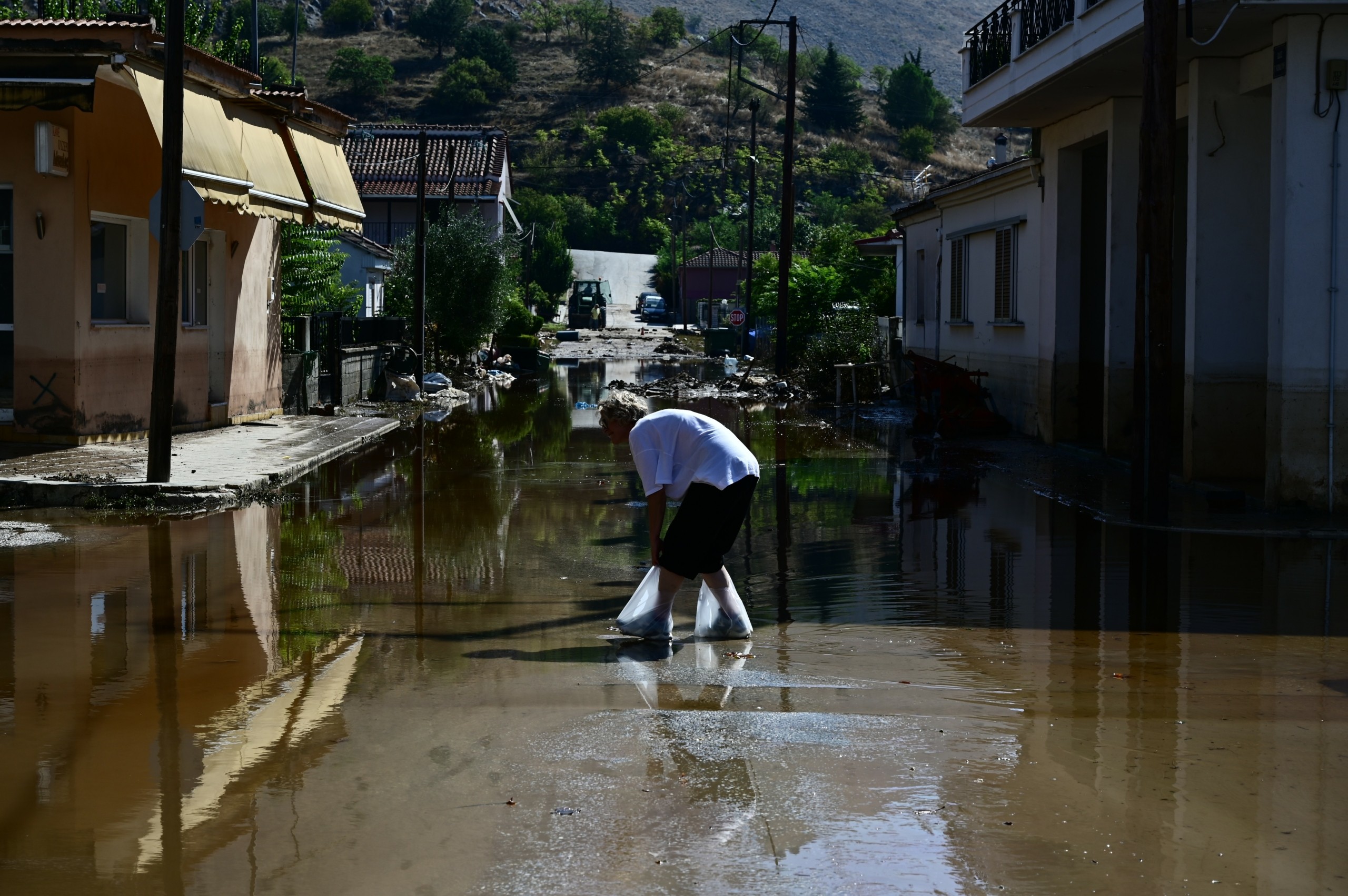 Στους 14 οι νεκροί από τη θεομηνία – «Μάχη» με τον Πηνειό στη Λάρισα ...