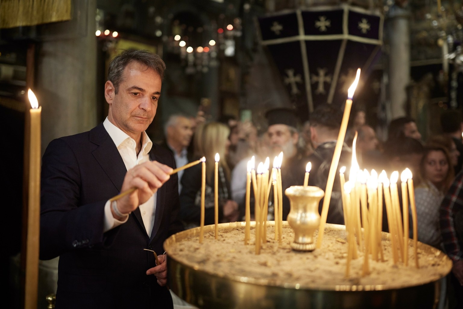 Μητσοτάκης: Παρακολούθησε τη Θεία Λειτουργία της πρώτης Ανάστασης στην ...