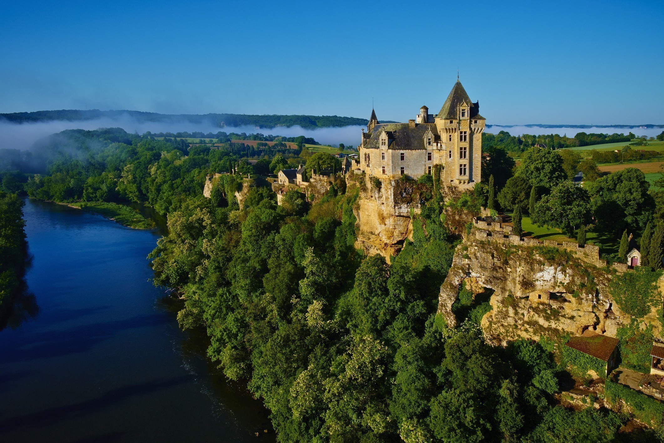 Στα παραμυθένια μεσαιωνικά χωριά της νότιας Γαλλίας η ζωή είναι γλυκιά ...