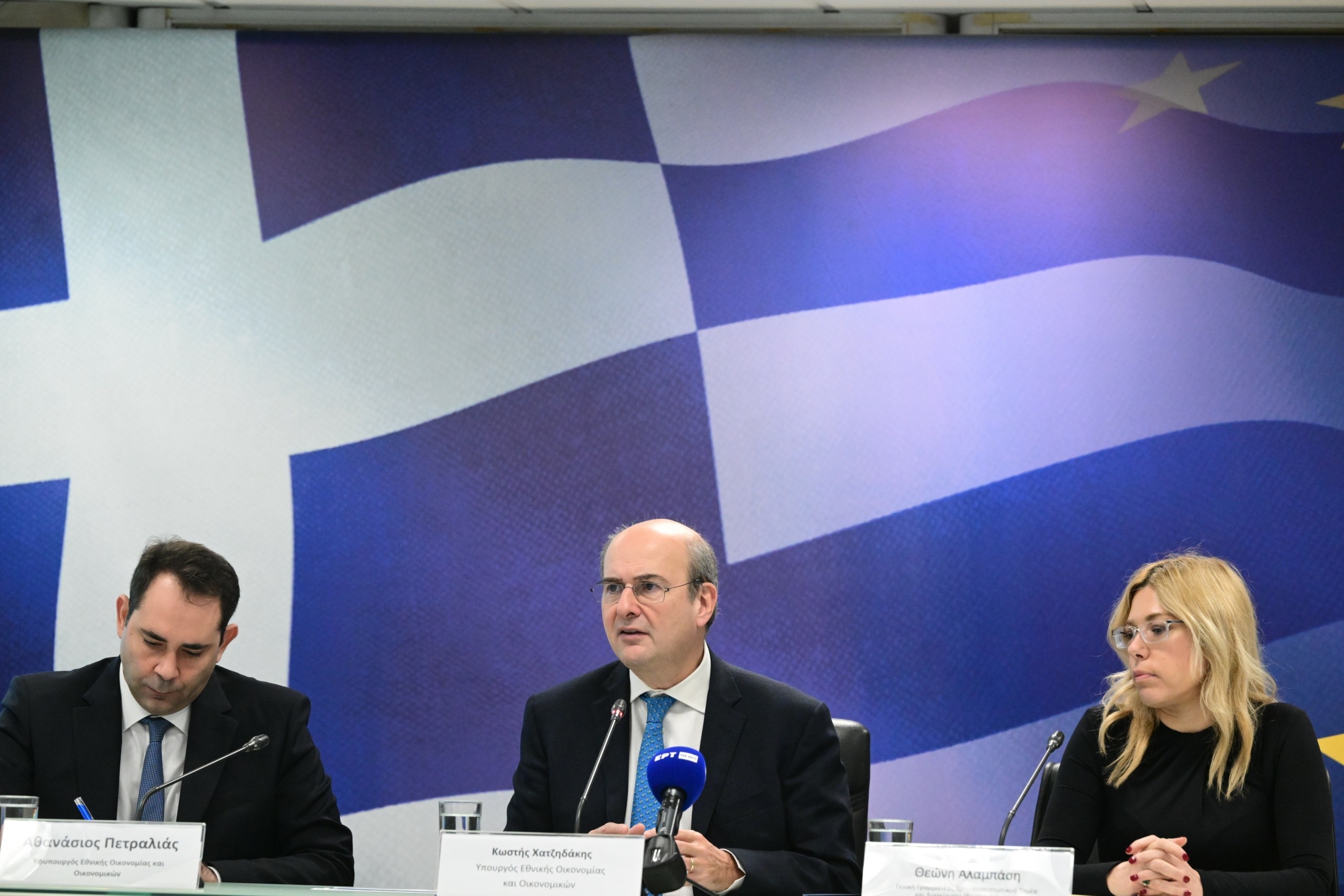 Xατζηδάκης: Πώς θα εφαρμοστούν τα 10 μέτρα για τις τράπεζες – Στα €350 ...
