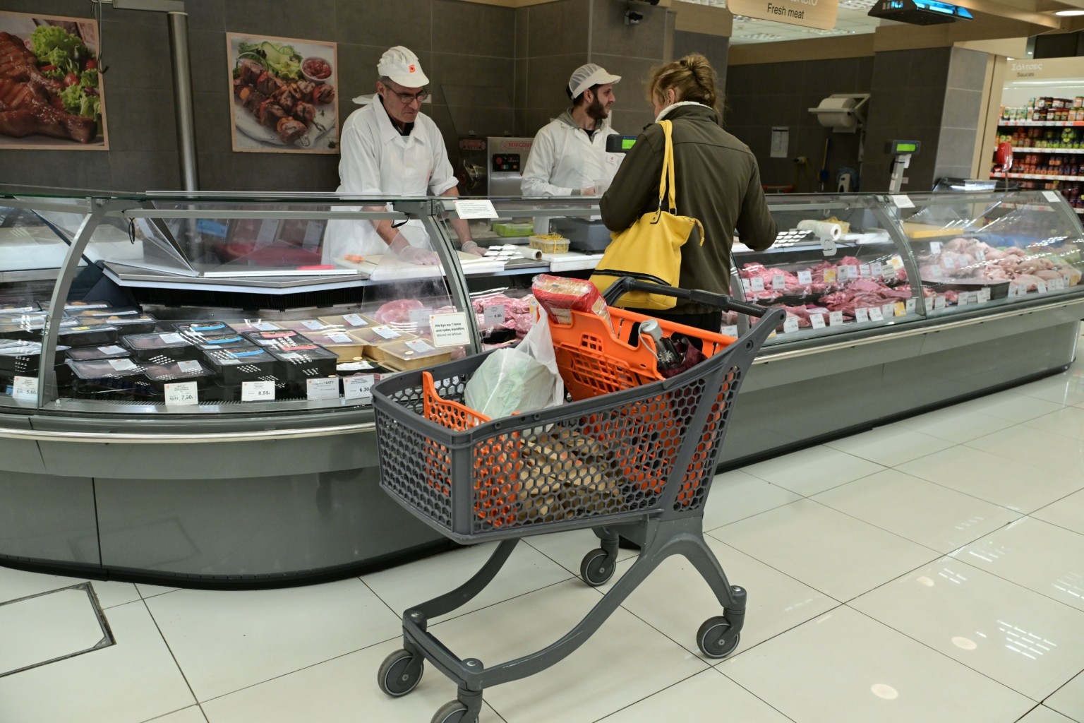 Σε εορταστικούς ρυθμούς η αγορά: Τι ώρα κλείνουν σήμερα τα σούπερ ...