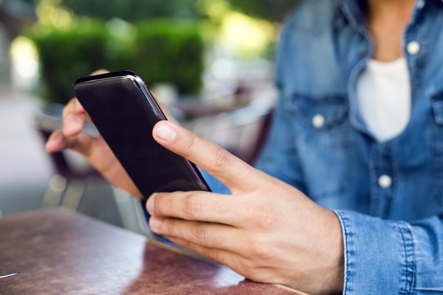 Gen Z: Η γενιά που… αγχώνεται όταν πρέπει να μιλήσει στο τηλέφωνο ...