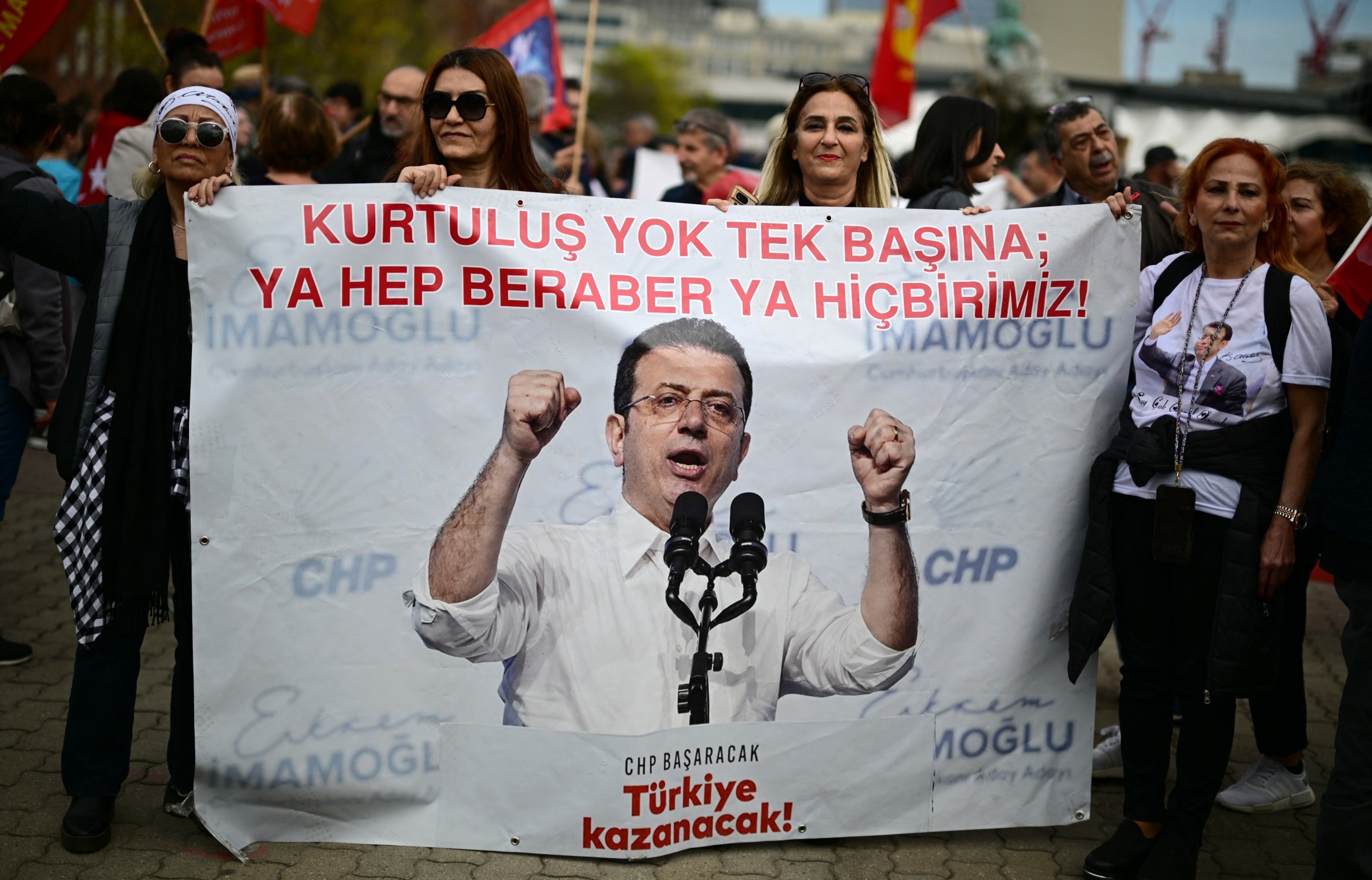 Ιμάμογλου: Έναν μήνα μετά τη σύλληψή του – Η Τουρκία σε αναβρασμό ...