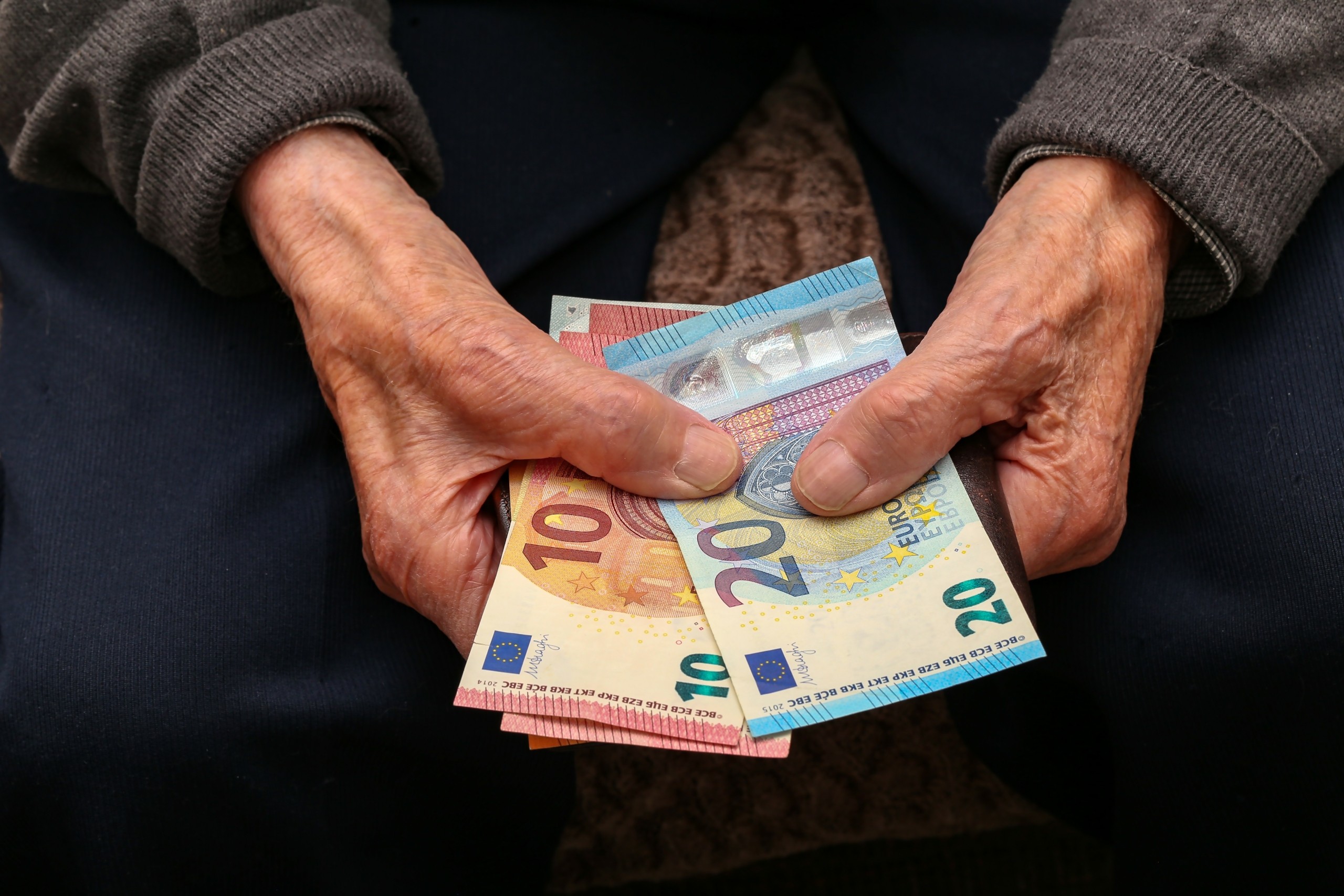 ΕΦΚΑ: Μειώσεις και επιστροφή χρημάτων για παλαιές συντάξεις – Τι ...