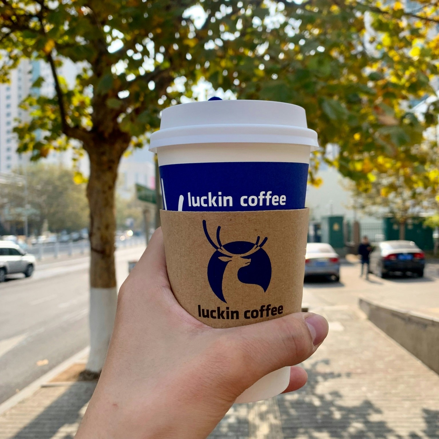 Luckin Coffee: Ο ανταγωνιστής της Starbucks από την Κίνα ανοίγει τα ...