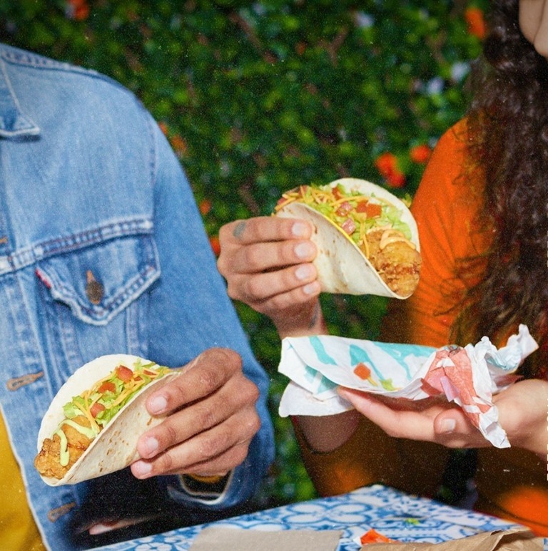 Tacos, burgers και Gen Z: Η «μάχη» στο TikTok, το Jackaroo και το ...