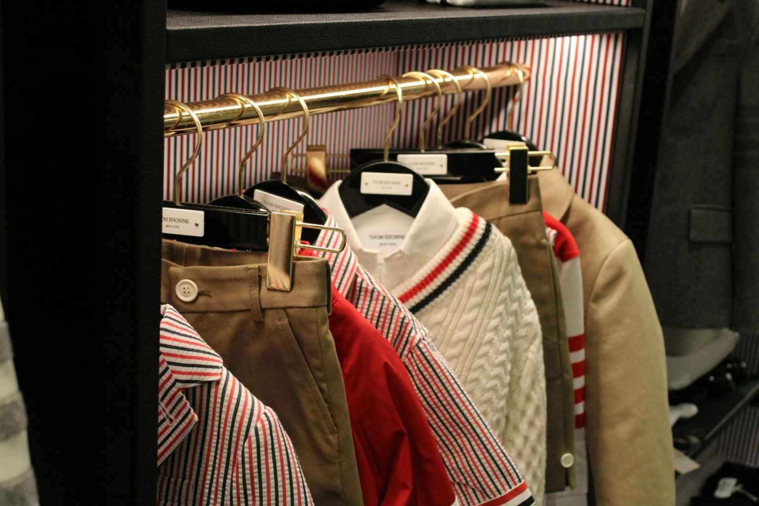 Tommy Hilfiger: Η ιστορία πίσω από τον «American cool» σχεδιαστή που ...