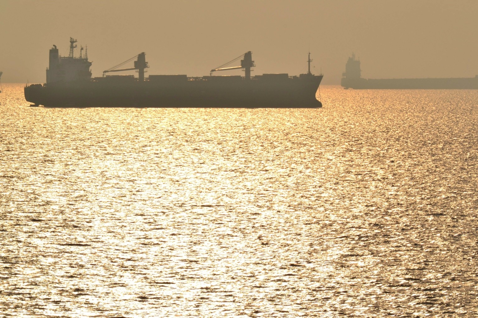 Ο σκιώδης στόλος ξεπερνά τα 1.380 πλοία – Το παράλληλο ναυτιλιακό ...