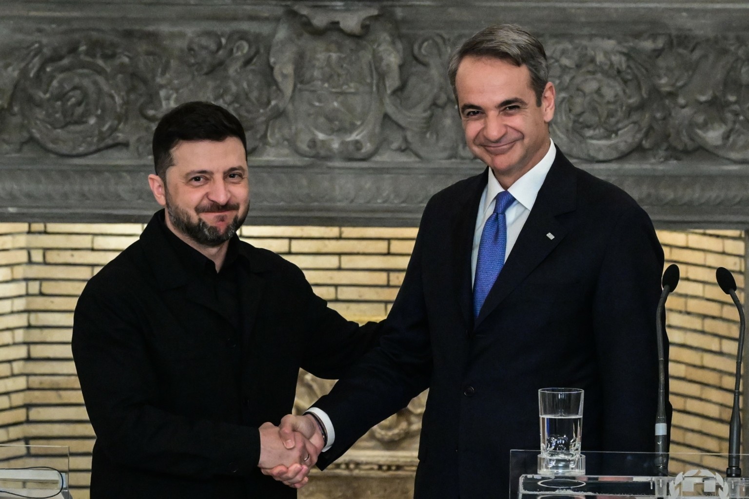 Αντίβαρο στη «φθορά» τα συνεχόμενα «ρουά-ματ» της κυβέρνησης στην ...