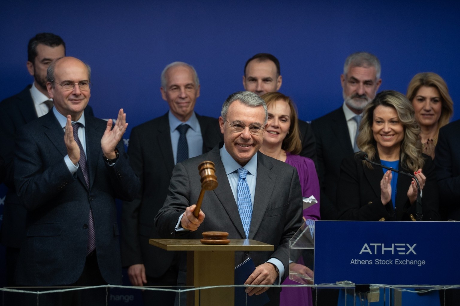 Alpha Bank: Χτύπησε το καμπανάκι στο Χρηματιστήριο, μετά από 100 χρόνια ...
