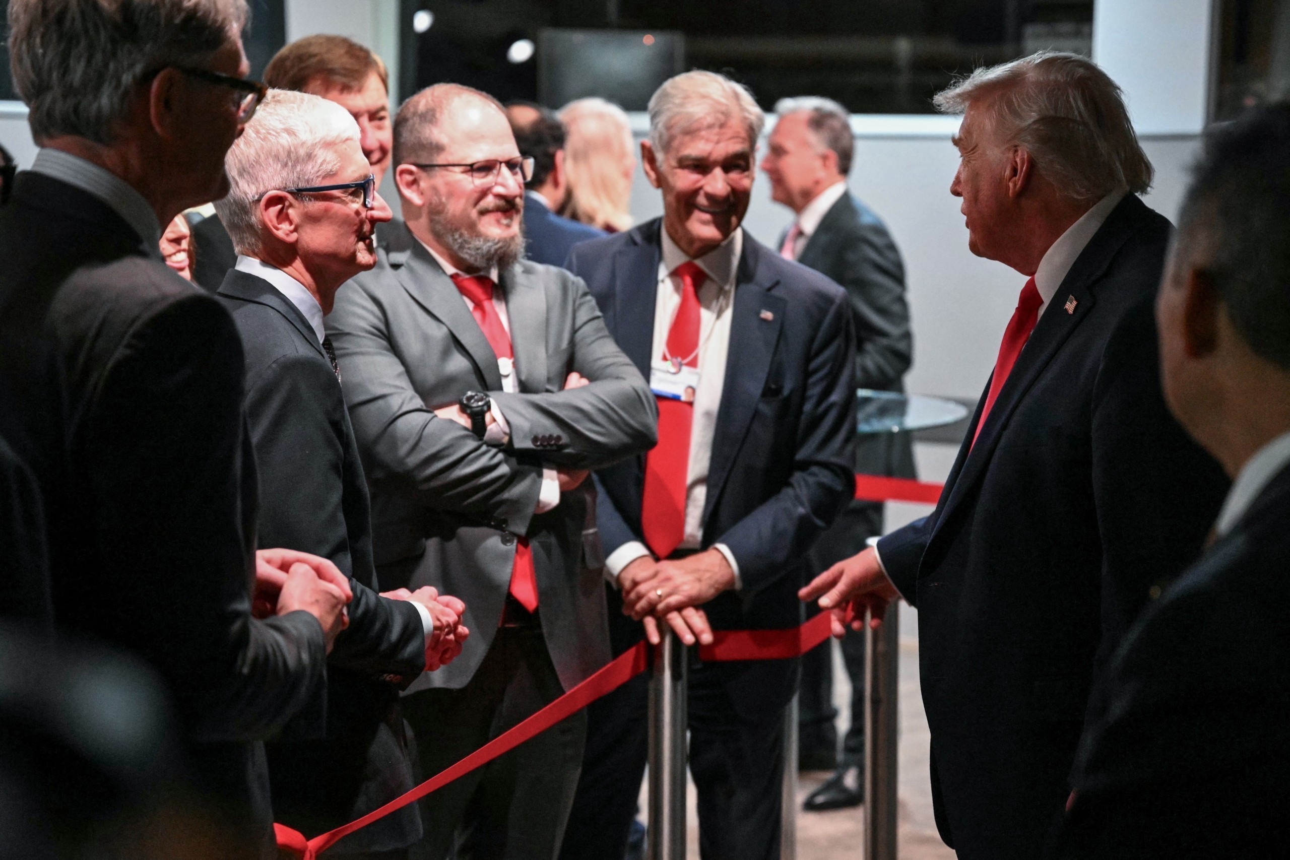 Ανταποκρίτρια CNBC: Στην ουρά επί ώρες οι ισχυροί των επιχειρήσεων για ...