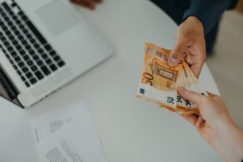 Κατώτατος μισθός: Το σχέδιο της κυβέρνησης για αύξηση πάνω από τα 950 ...