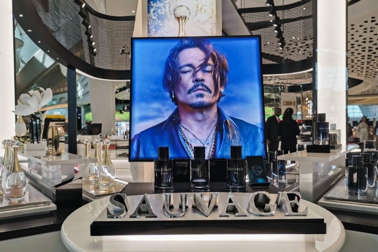 Dior Sauvage: Το άρωμα που πουλάει ένα μπουκάλι κάθε 30 δευτερόλεπτα ...