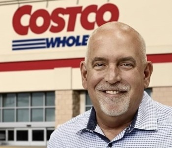 Ρον Βάκρις: Ο Ελληνοαμερικανός CEO της Costco των $440 δισ. απέναντι ...